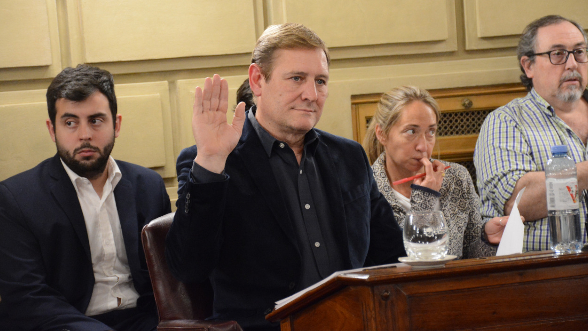 El senador Cornaglia votó a favor de la Ley que establece los derechos ...